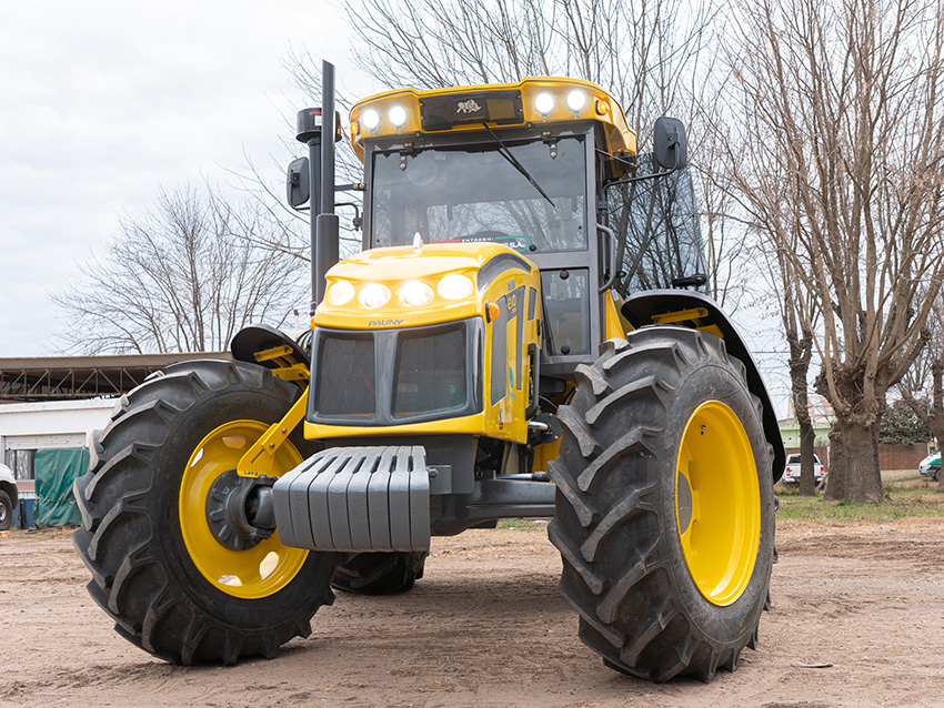 El municipio suma un nuevo tractor Pauny para el arreglo de los caminos ...